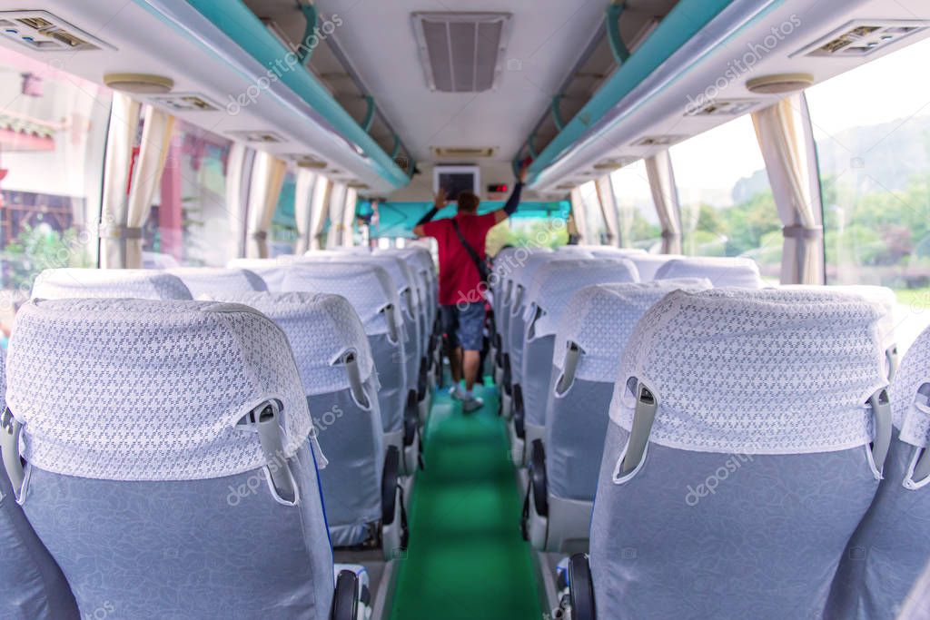 Lugares de asiento en la parte trasera del autobús moderno 2024