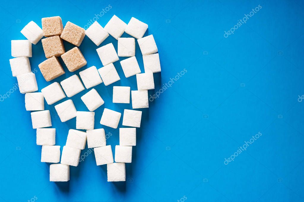 el diente carioso de los cubos de azúcar de azúcar refinado, la ...