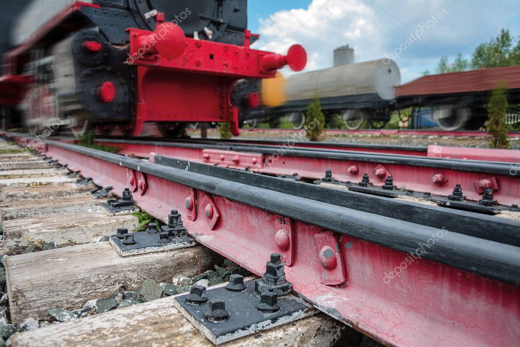 rieles para trenes enfoque selectivo de primer plano, en el contexto ...