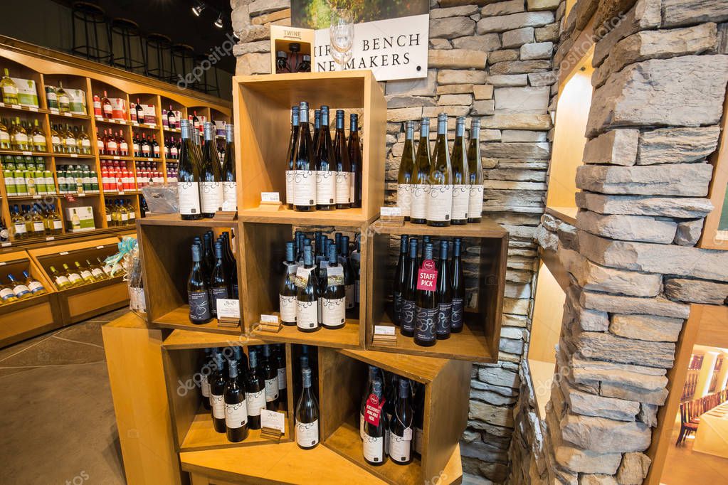 vista de primer plano de varios vinos en estanterías de madera en el ...