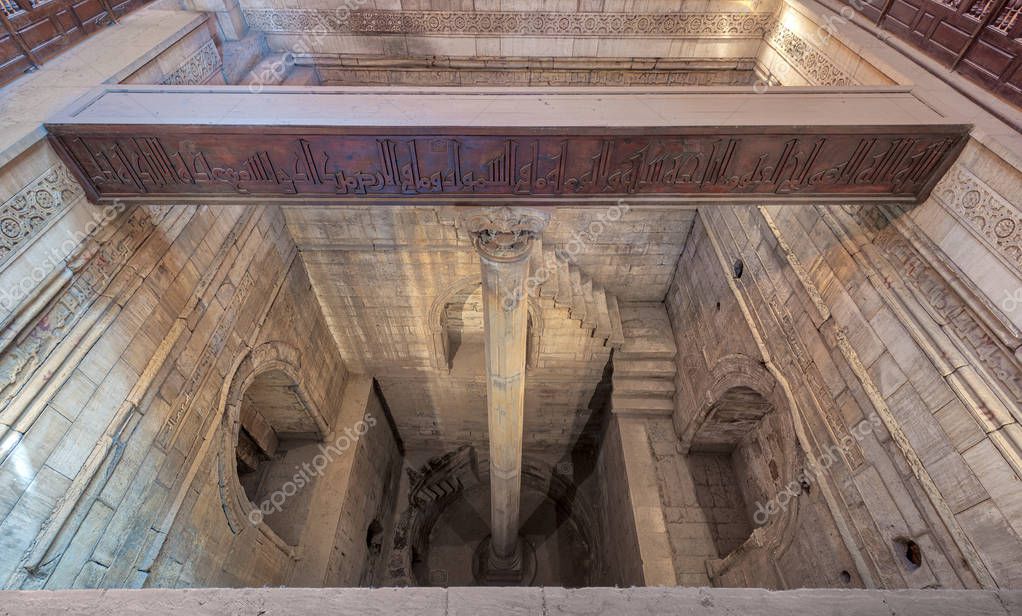 Pozo profundo del edificio del Nilómetro con una columna en el medio calibrada para medir el ...