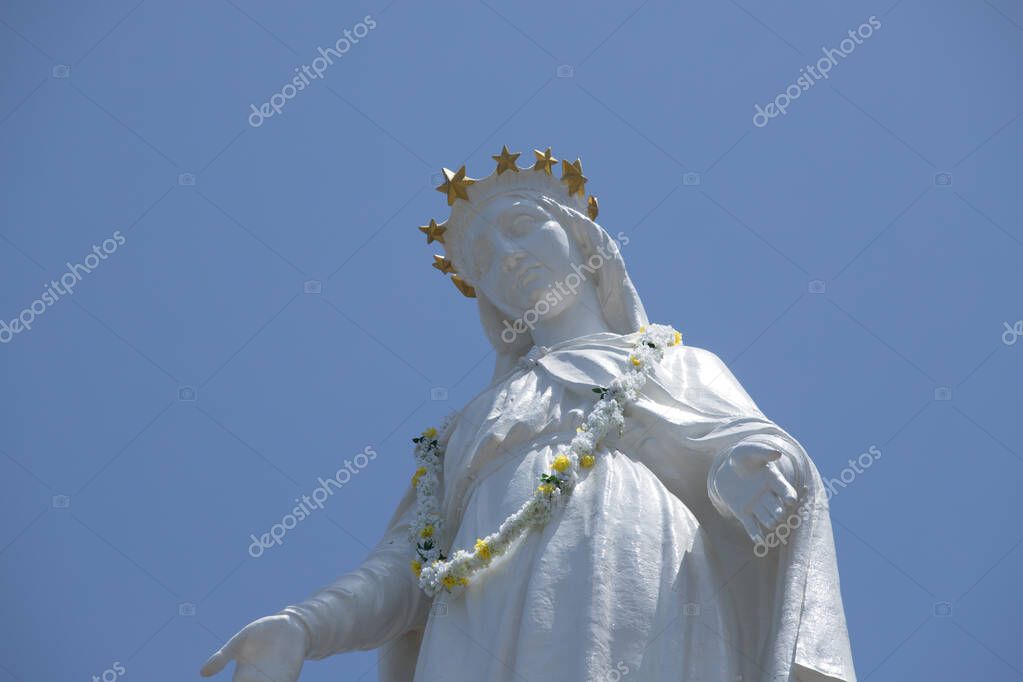 Santuario de Nuestra Señora del Líbano. La Estatua de Nuestra Señora ...