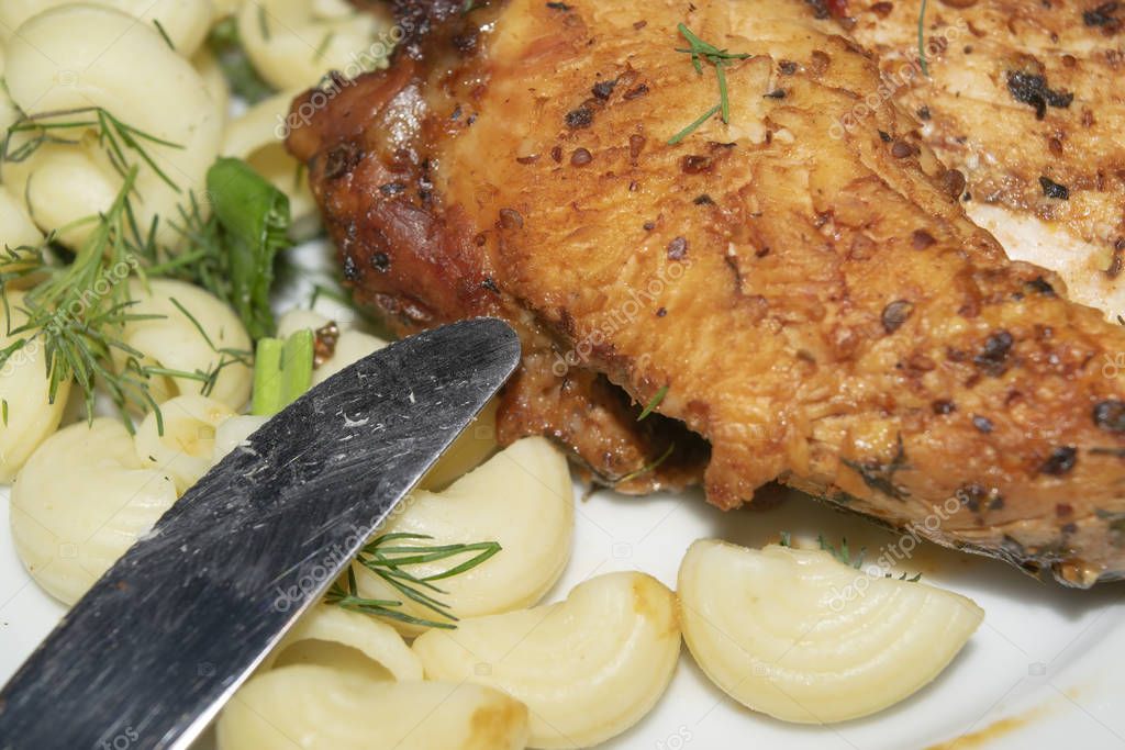 Pechuga de pollo frita con especias, pasta hervida con hierbas, un ...
