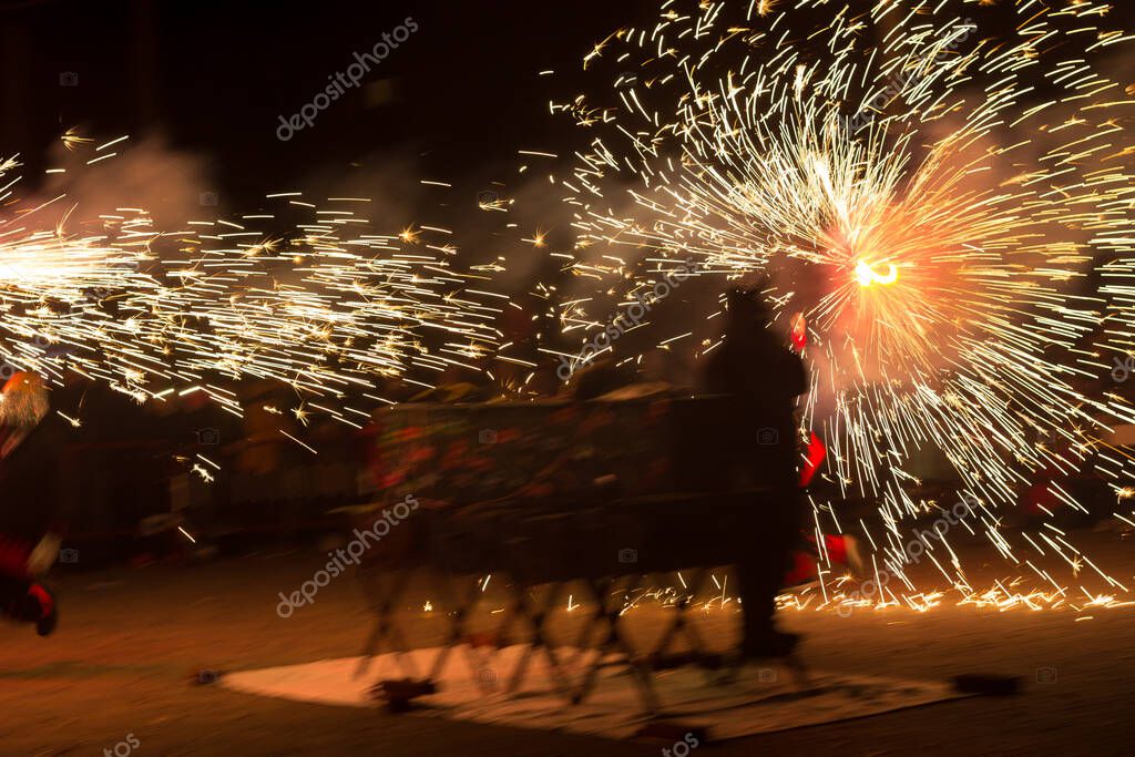 Baile, fuego y diablos, folclore y festival mediterráneo en el que el ...