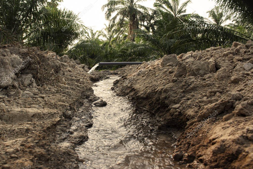 Canal de agua en el jardín donde fluye el agua para su uso en la ...