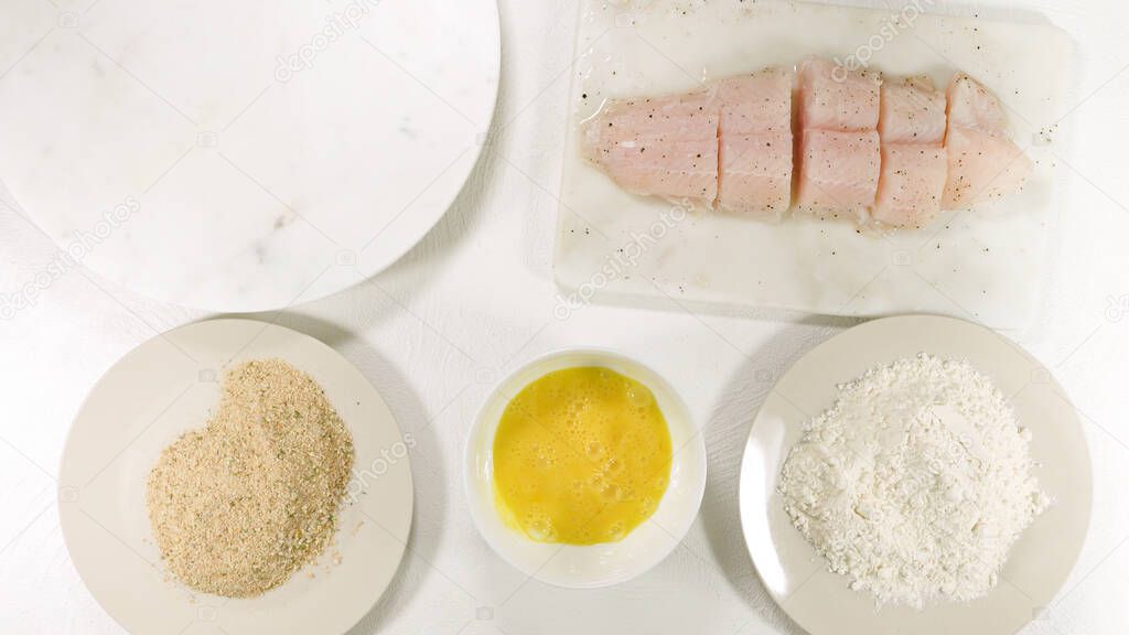 Cocinar pasta dorada filete de pescado frito. Filete de lubina fresca ...