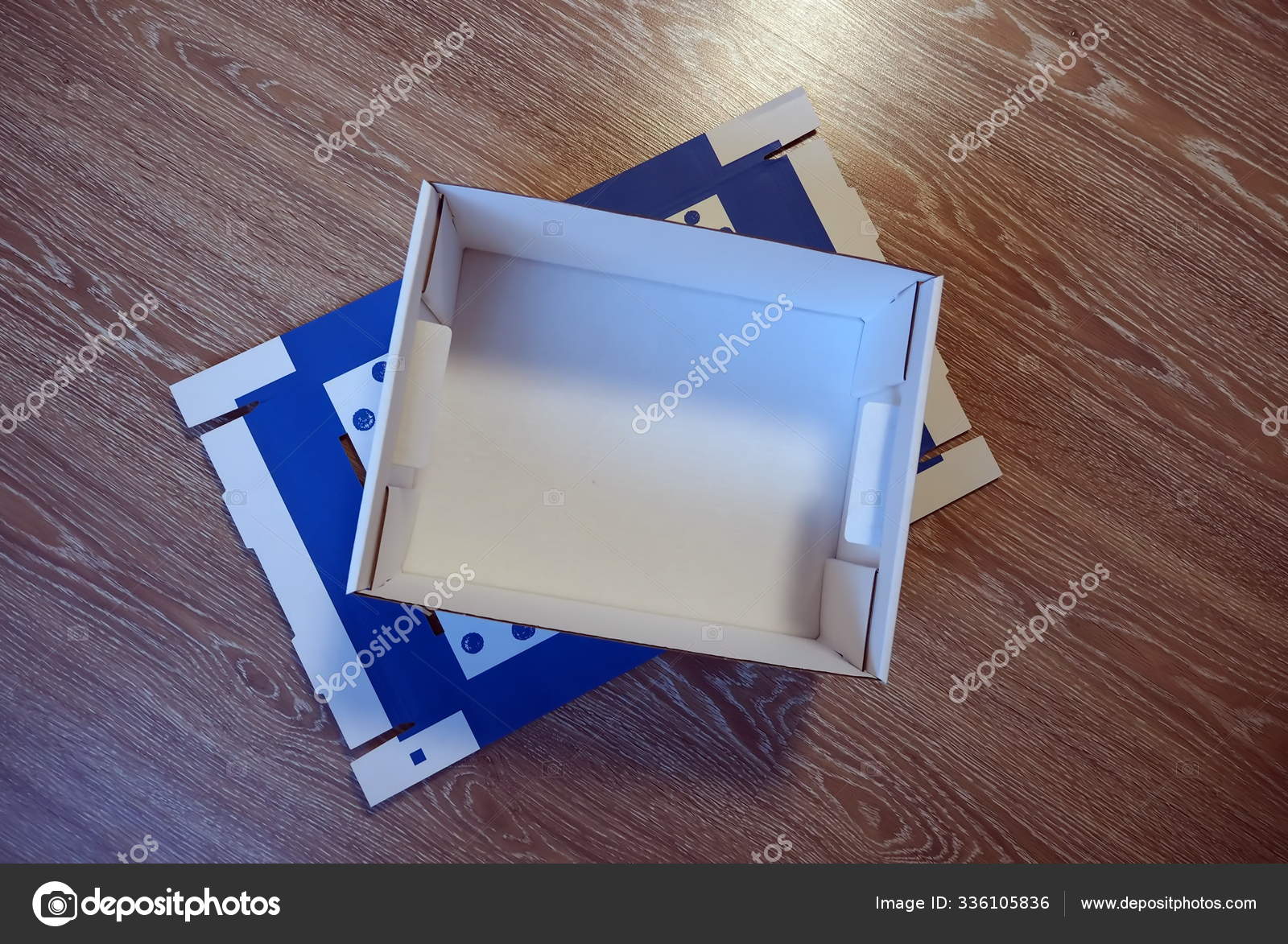 Assembly Cardboard Packaging — Stock Photo © vilgun1.yandex.ru #336105836