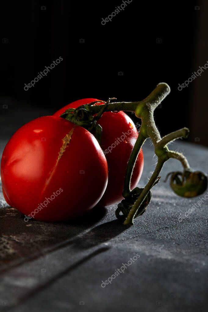 Fruta o verdura fea. Tomate mutante gravemente malformado. Las tiendas ...