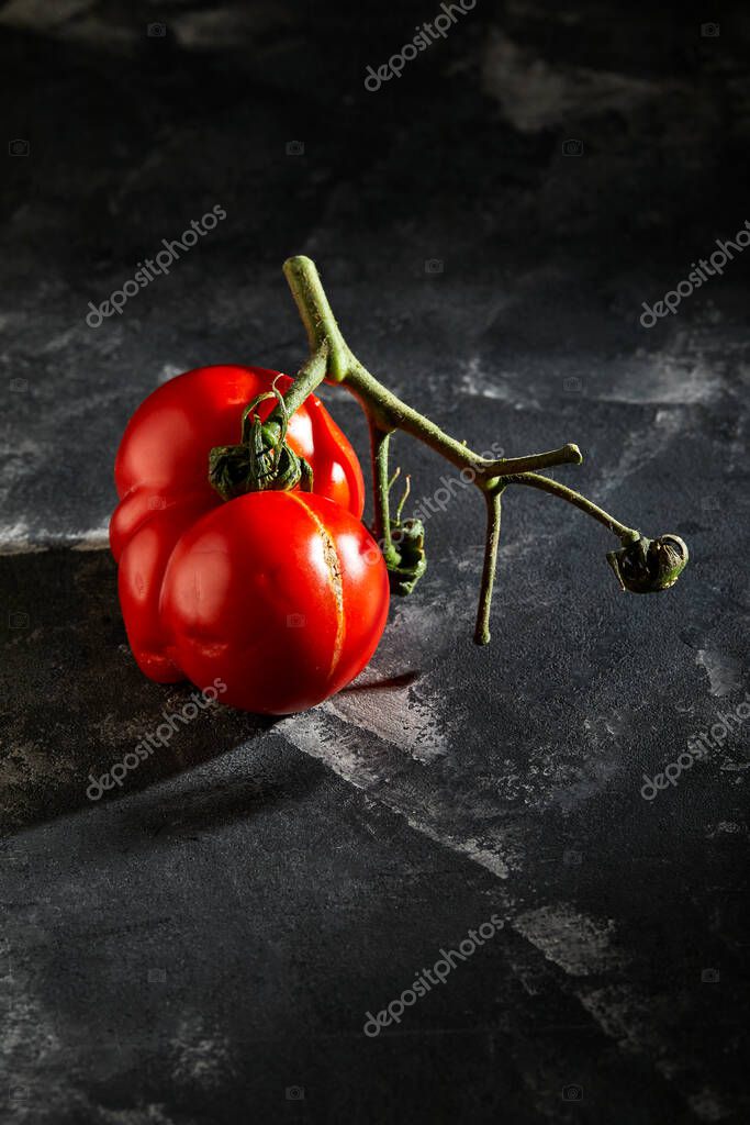 Fruta o verdura fea. Tomate mutante gravemente malformado. Las tiendas ...