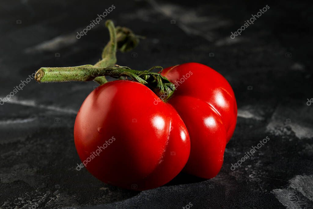 Fruta o verdura fea. Tomate mutante gravemente malformado. Las tiendas ...