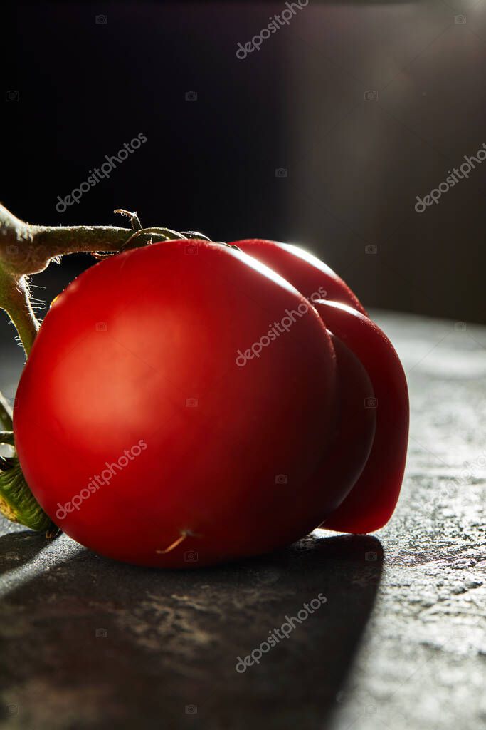 Fruta o verdura fea. Tomate mutante gravemente malformado. Las tiendas ...