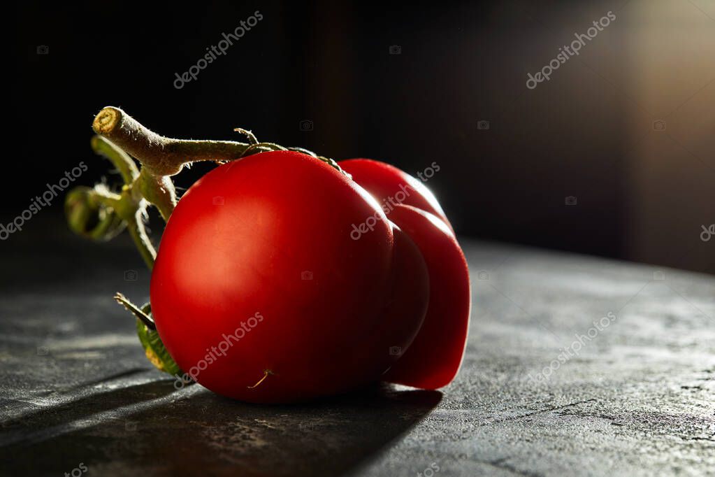 Fruta o verdura fea. Tomate mutante gravemente malformado. Las tiendas ...