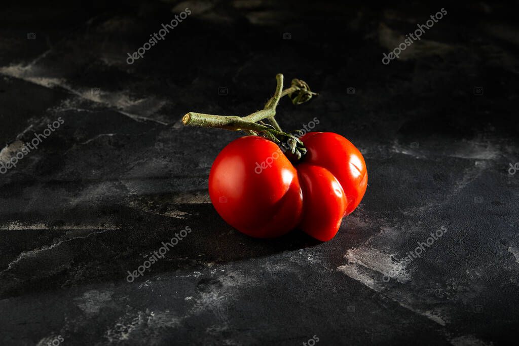 Fruta o verdura fea. Tomate mutante gravemente malformado. Las tiendas ...