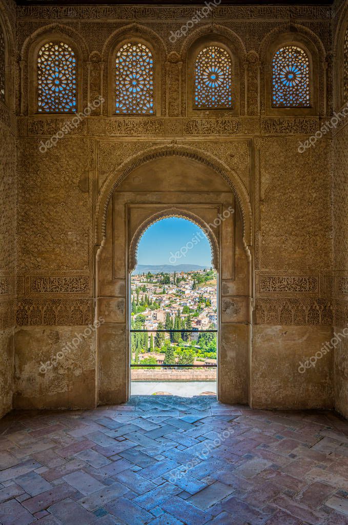 Ventana en el Palacio de la Alhambra con vistas al barrio del Albaicín ...