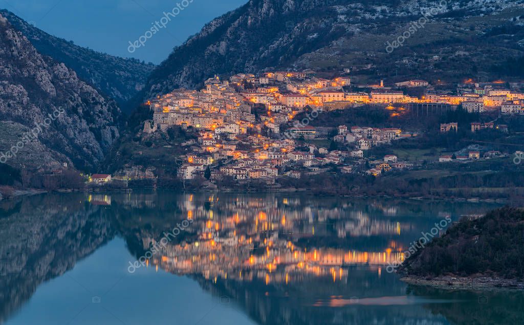 Vista panorámica nocturna de Barrea y su lago, provincia de L 'Aquila ...