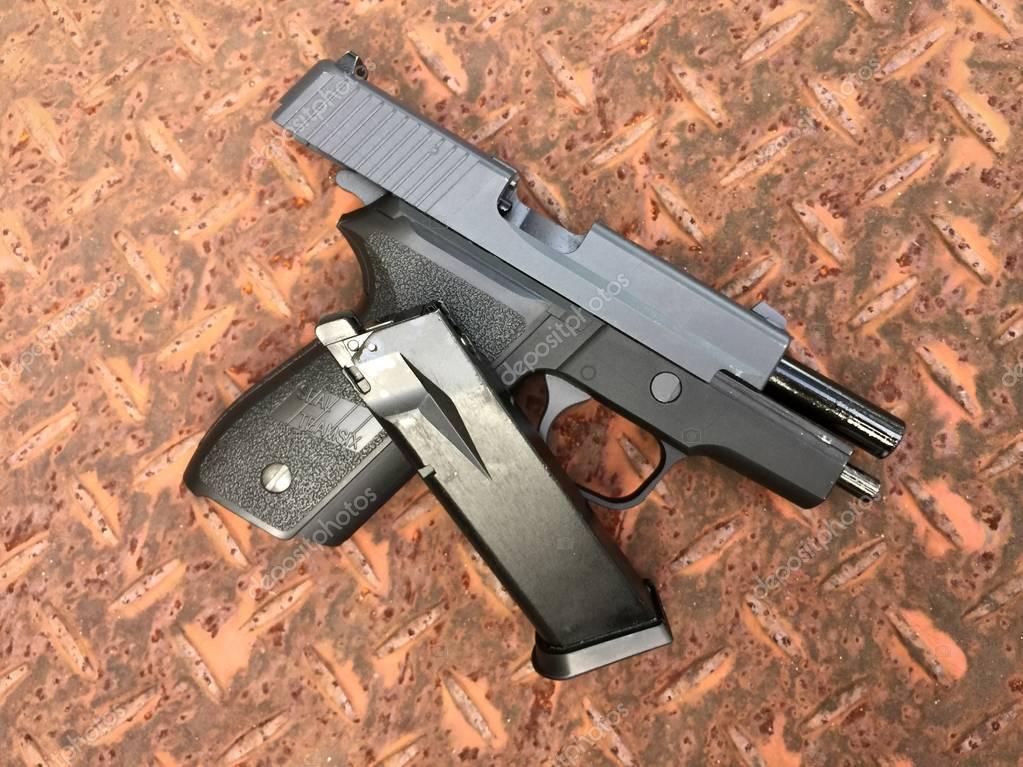 Pistola de bala Sig sauer P228 airsoft de 6 mm en el suelo 2023