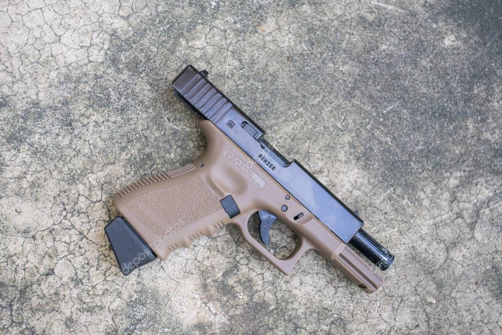 Glock 19 pistola de bala airsoft de 6 mm en dos tonos en el suelo 2023