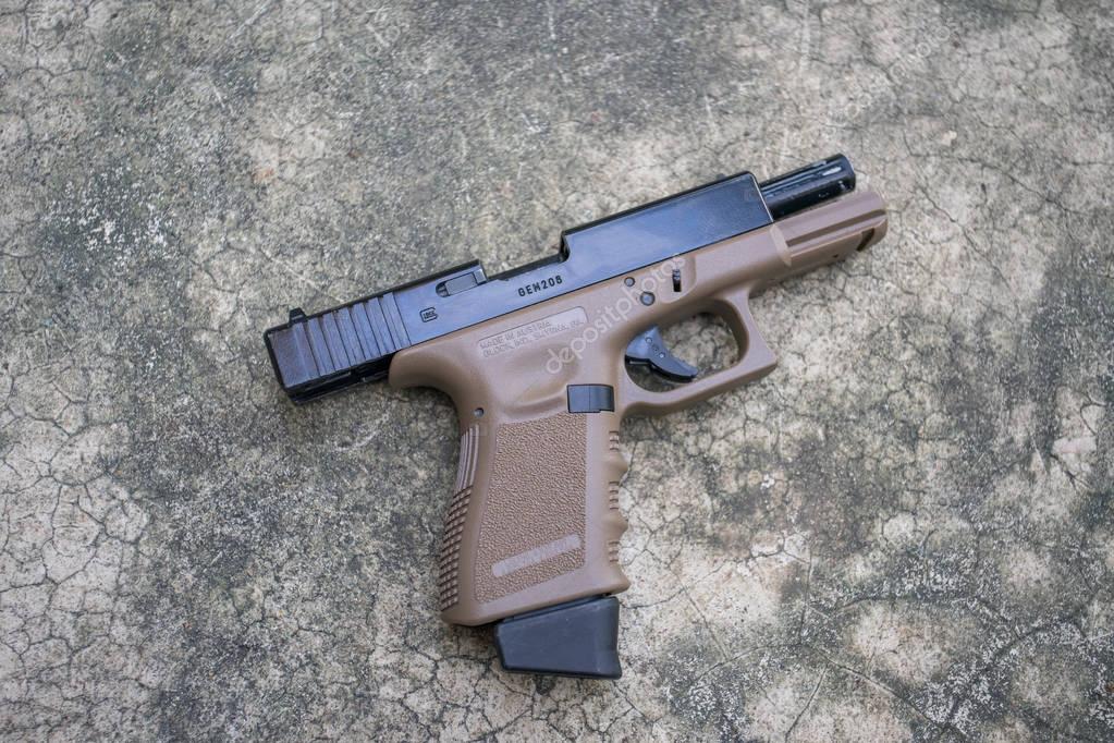 Glock 19 pistola de bala airsoft de 6 mm en dos tonos en el suelo 2023