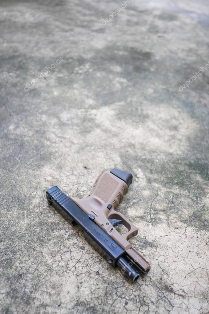 Glock 19 pistola de bala airsoft de 6 mm en dos tonos en el suelo 2024