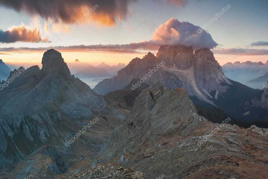 Increíble vista de los famosos picos de Dolomita brillando en la ...