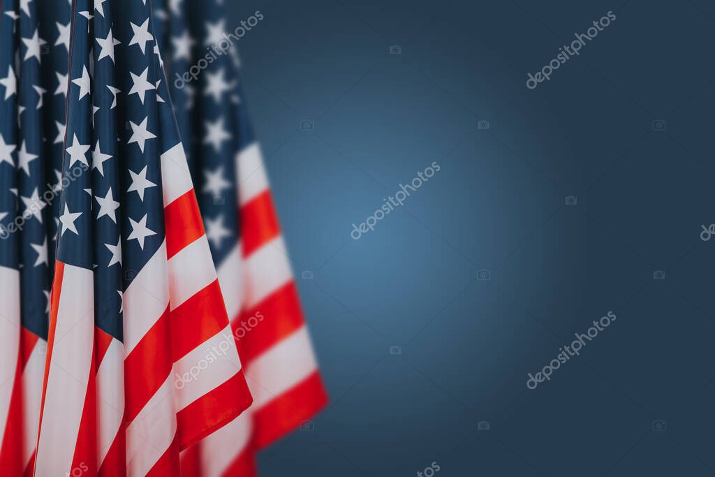 Banderas americanas sobre fondo azul. Imagen perfecta para el Día de ...