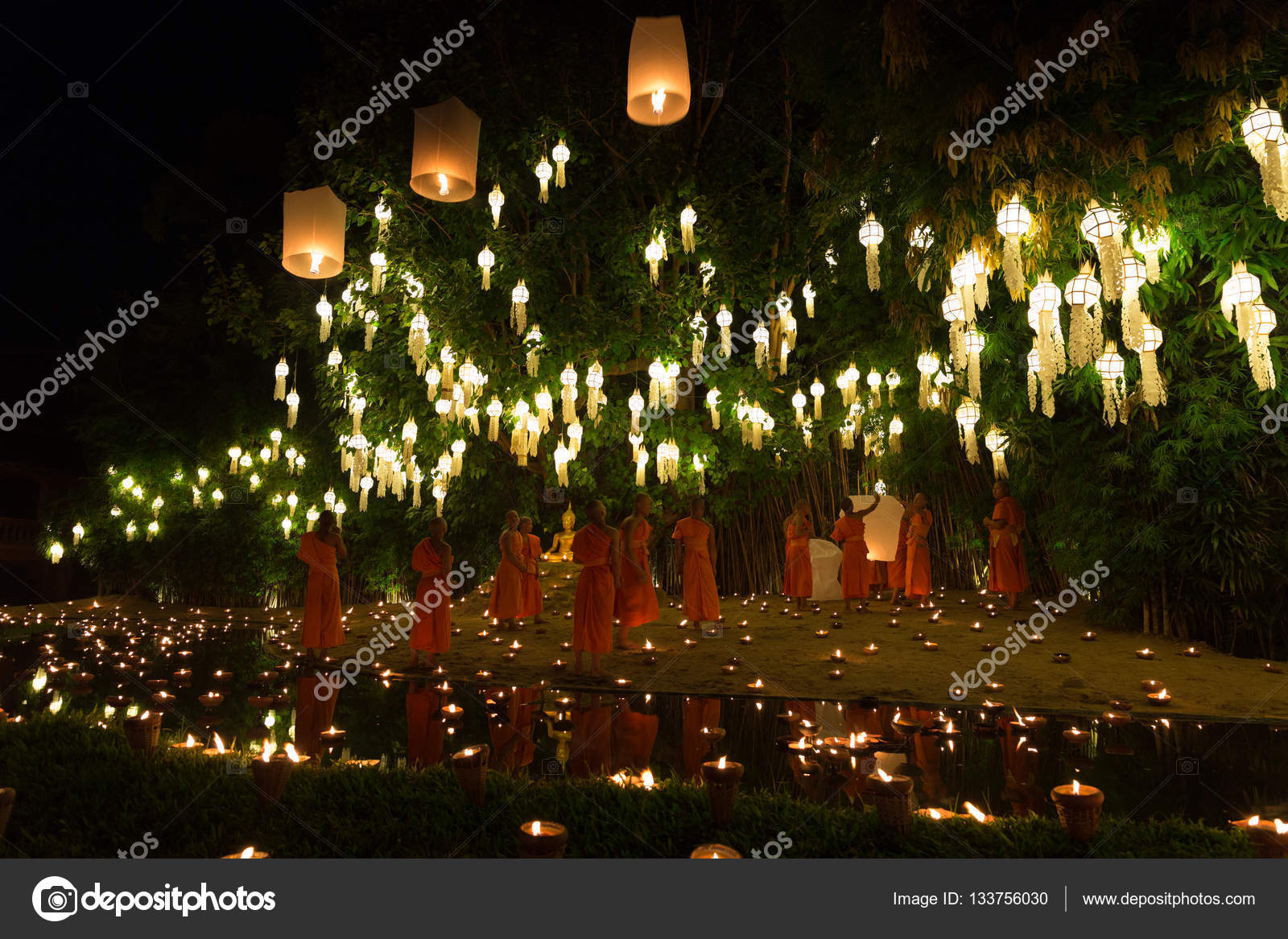 Buddhist monk floating hot air balloon in Yeepeng and Loy Kratho ...