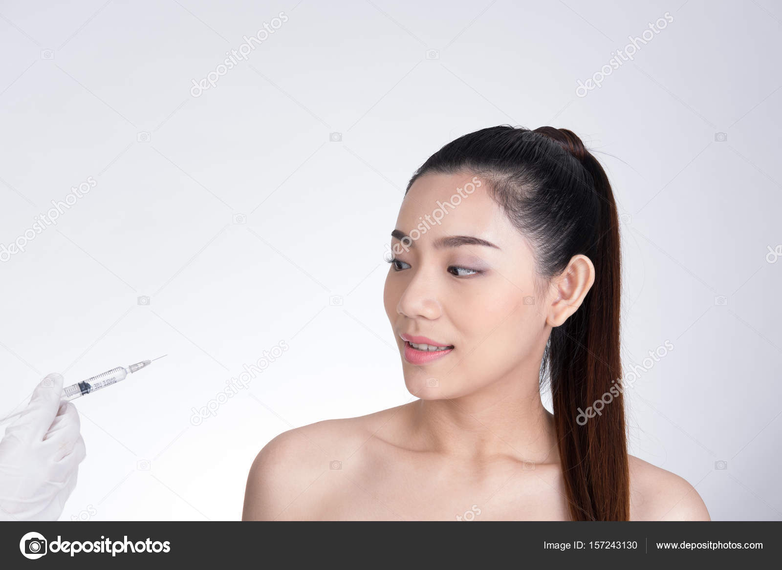 Doctor's hand making botox injection in girl's face. young asia — Stock ...