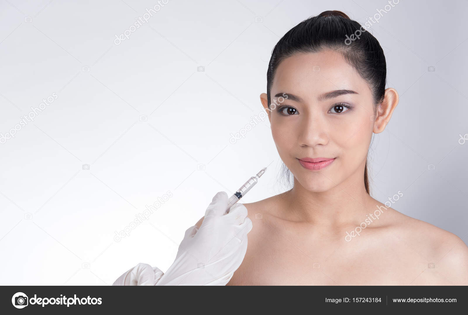 Doctor's hand making botox injection in girl's face. young asia Stock ...