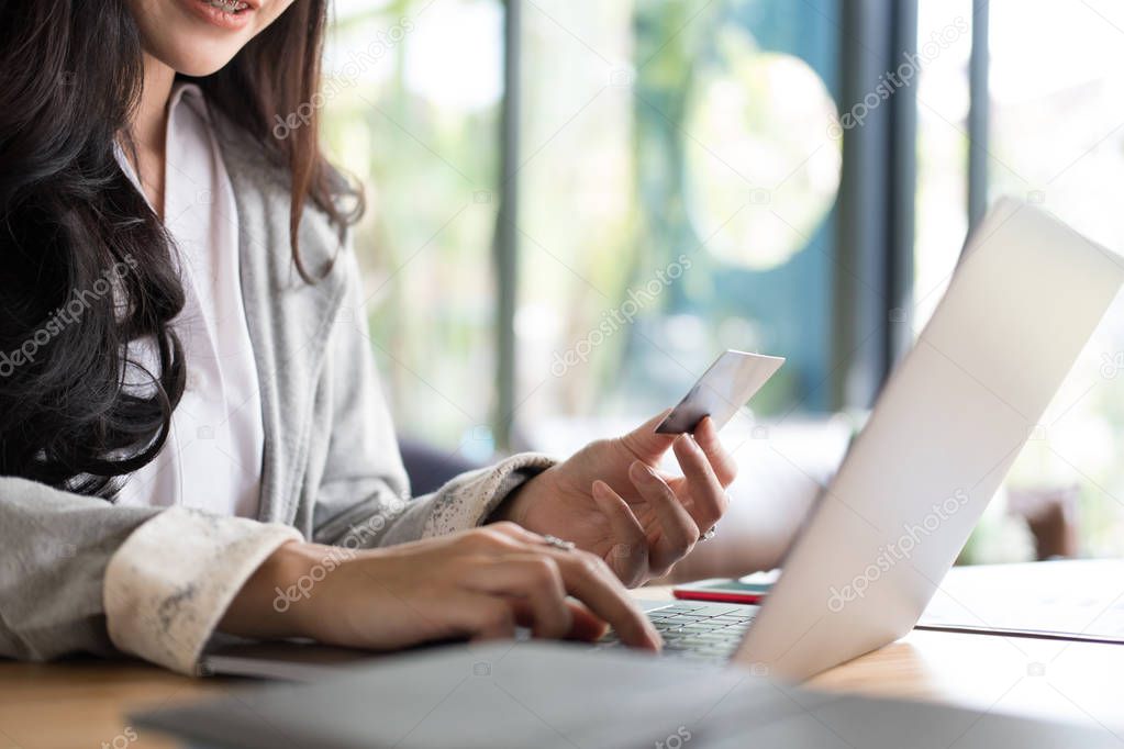 mujer que tiene una tarjeta de cr dito y el uso de ordenador port til para en l nea 2024