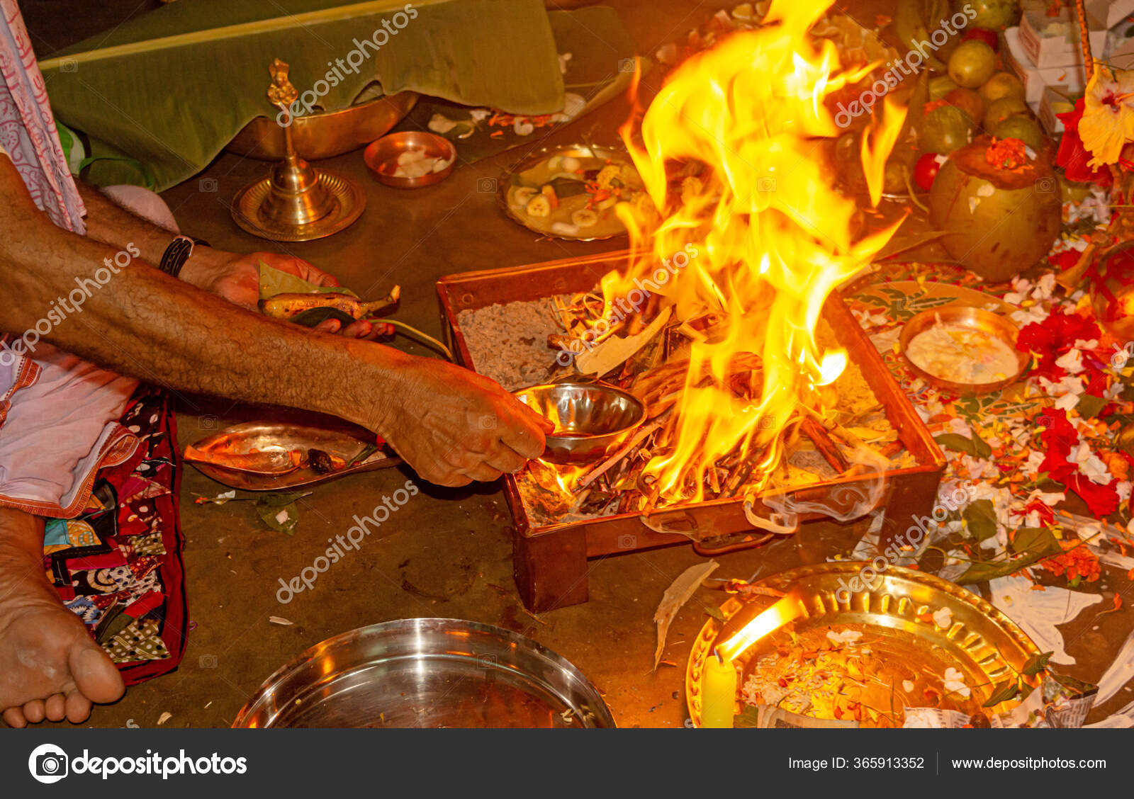 Vedic Tradition Yajna Hand Hindu Brahmin Priest Worshiping Hindu God ...