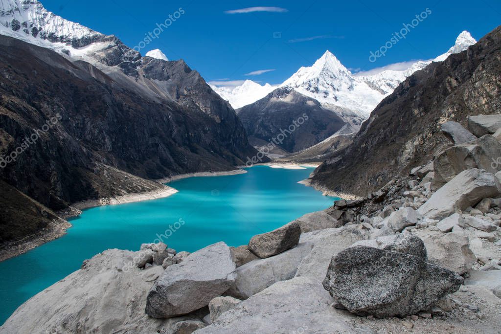 Vista panorámica del lago Paron, detrás está el pico nevado de la ...
