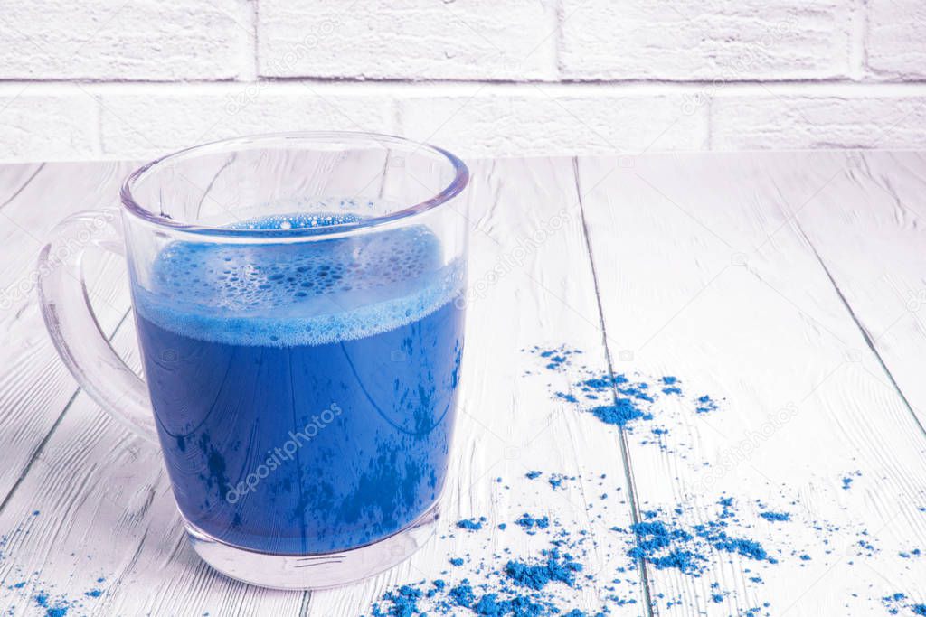 Té matcha azul tradicional japonés en un vaso transparente Taza sobre ...