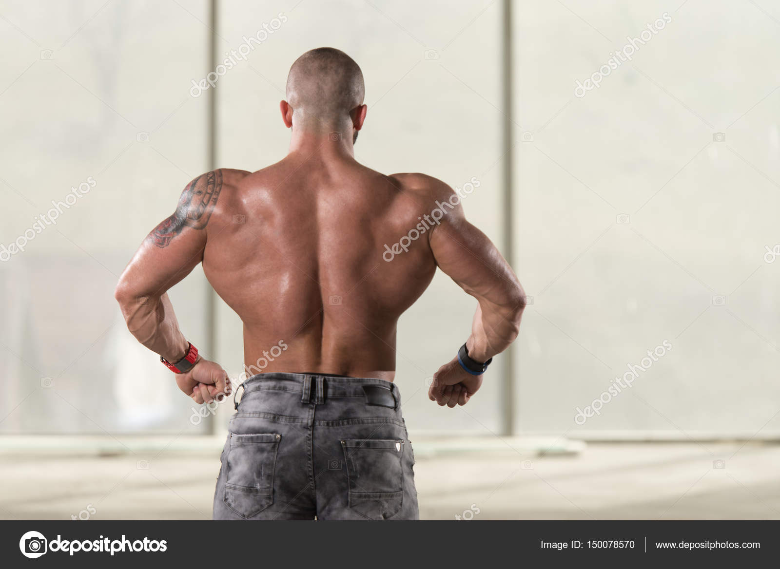 Muscular Man Flexing Back Muscles Pose — Stock Photo © ibrak #150078570