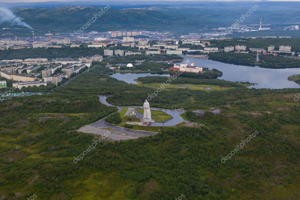 Murmansk, Rusia - 18 de agosto de 2019: El memorial "Defensores del ...