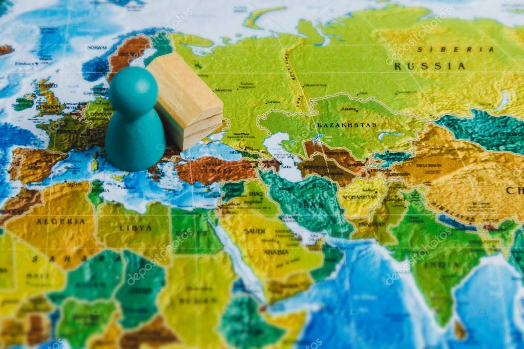 Conceptos de viaje. Mini figuras del viajero en miniatura de pie en el ...