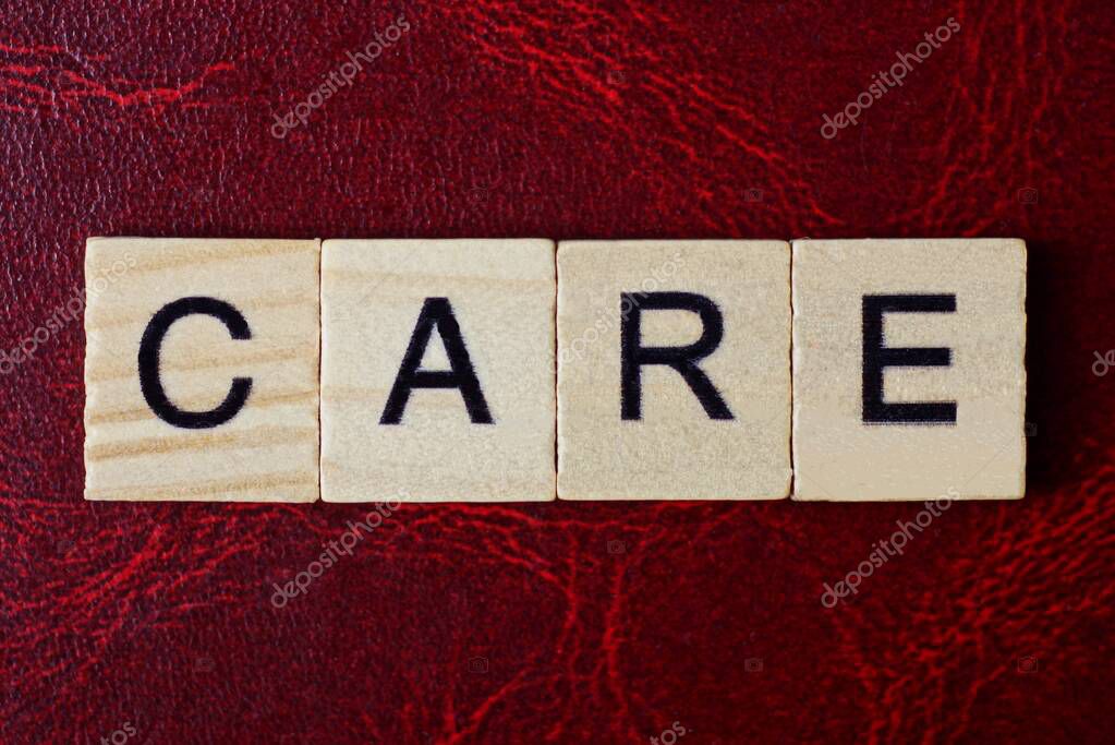 texto de la palabra cuidado de pequeñas letras de madera gris con ...