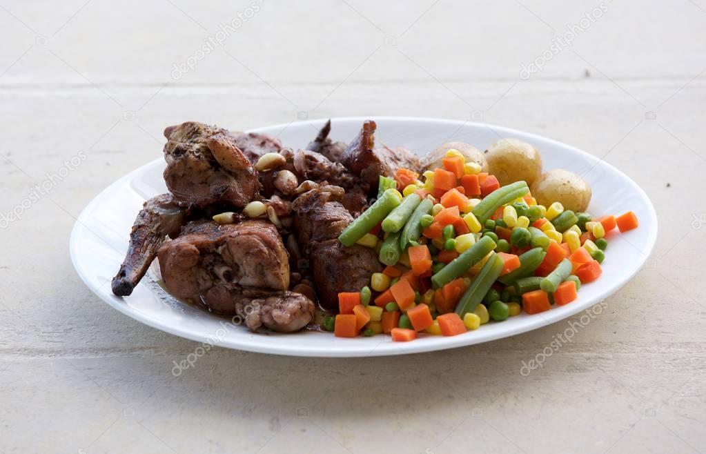 Comida tradicional maltesa: conejo cocido con verduras. Cocina maltesa ...