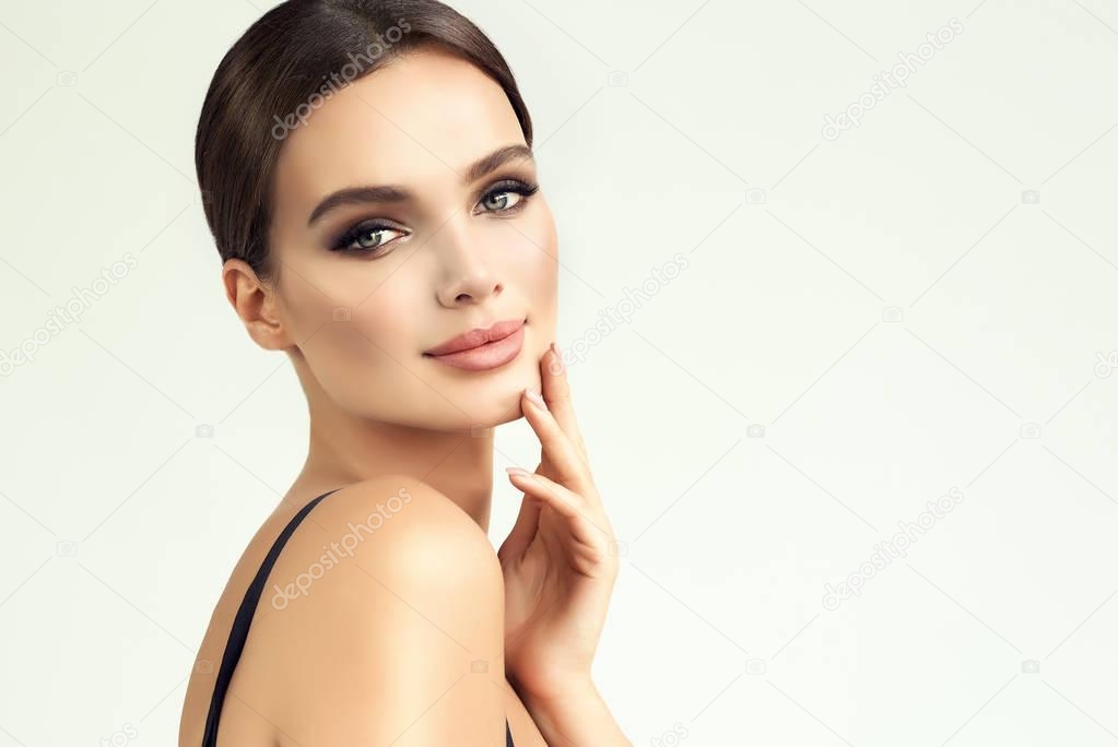 Hermosa mujer joven con la piel limpia y fresca, sholders desnudos y gesto elegante. Cierre el ...