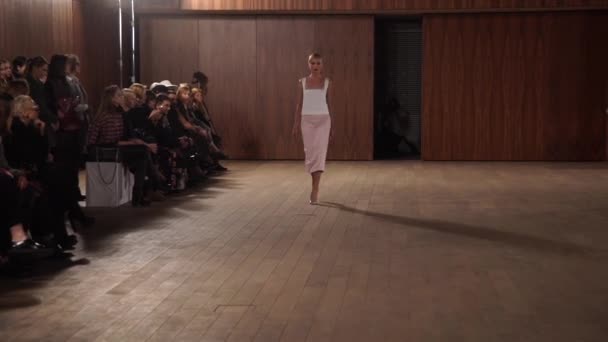 Girl model on the catwalk at fashion show — Stock Video © sun.stock ...