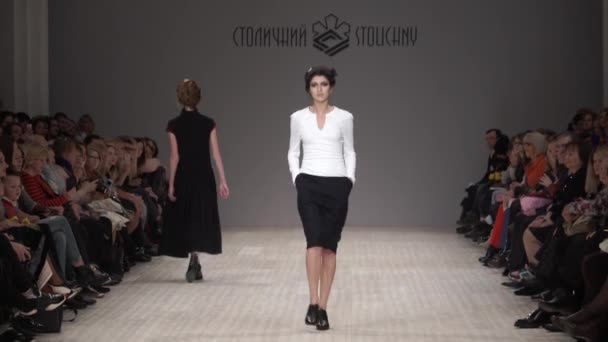 Girl model on the catwalk at fashion show — Stock Video © sun.stock ...