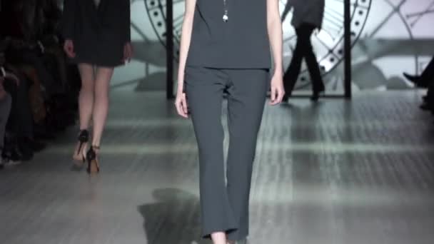 Girl model on the catwalk at fashion show — Stock Video © sun.stock ...