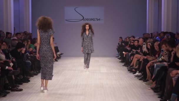 Girl model on the catwalk at fashion show — Stock Video © sun.stock ...