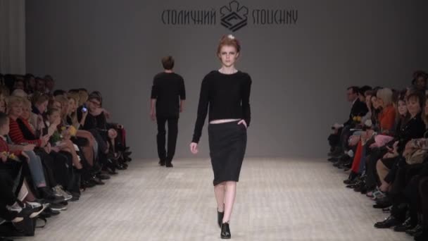 Girl model on the catwalk at fashion show — Stock Video © sun.stock ...