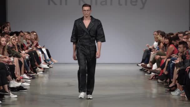 Fashion show. Male man model walks on the catwalk. — Stock Video © sun ...