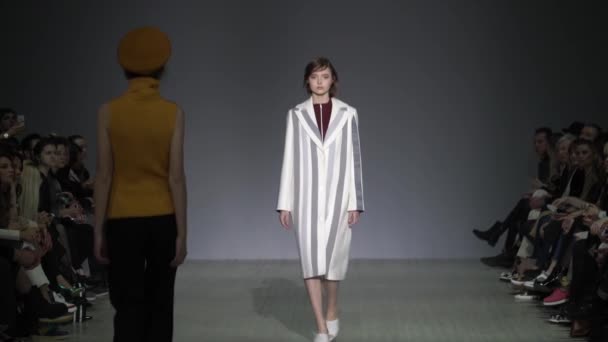 Fashion show. Woman model on the catwalk. Models. Slow motion — Stock ...