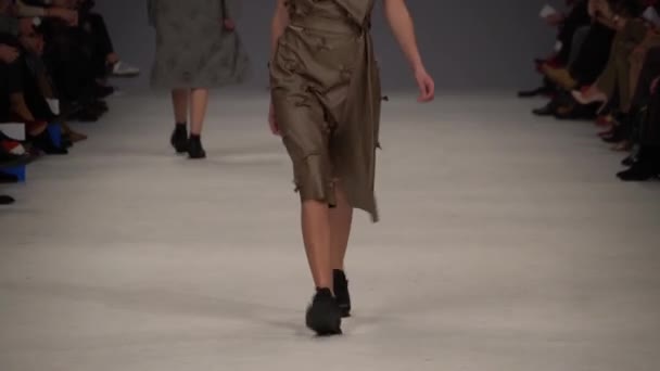 Fashion show. Model on the catwalk. Woman — Stock Video © sun.stock ...