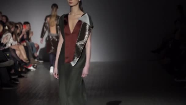 Girl model on the catwalk at fashion show — Stock Video © sun.stock ...