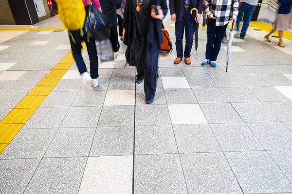 Femmes en attente de train Stock Photos, Royalty Free Femmes en attente ...