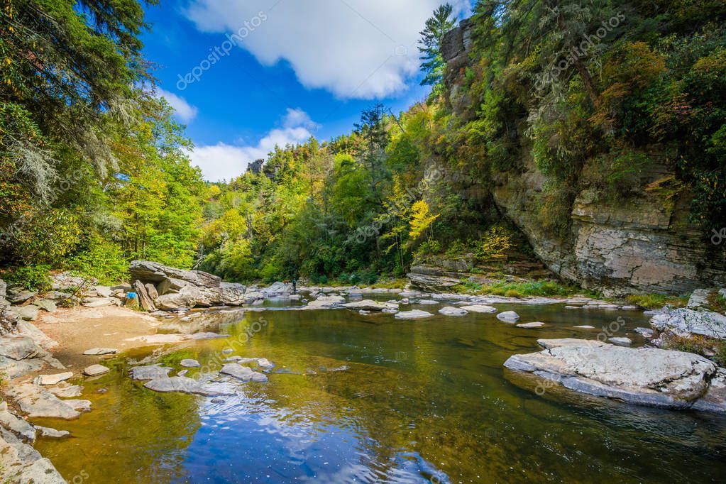 El río Linville bajo las cataratas de Linville, a lo largo del Blue ...