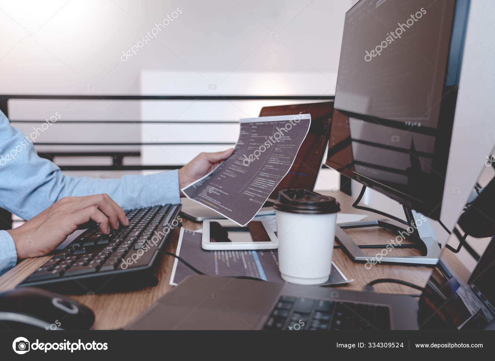 Programador Typing Code en el ordenador de sobremesa, Desarrollar programmi: fotografía de stock ...